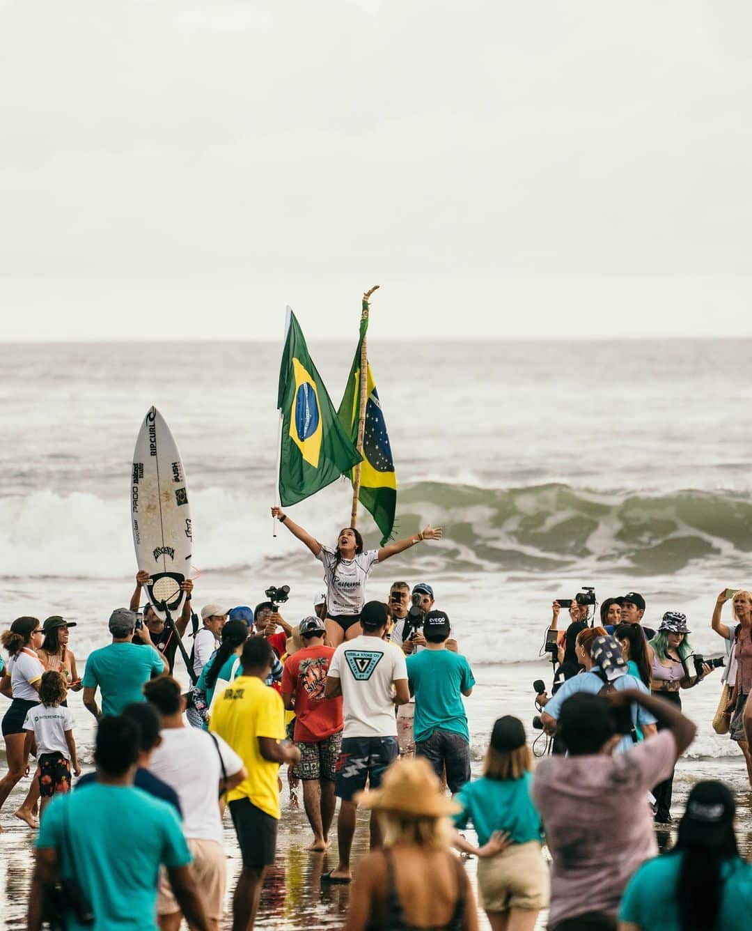 Surfista Luana Silva passa a representar o Brasil na WSL - Esportelândia