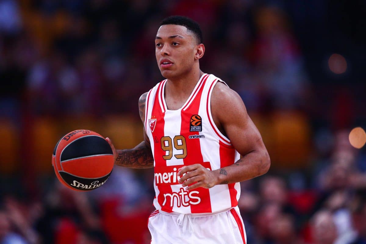 Yago dos Santos brilha pelo Estrela Vermelha contra Barcelona